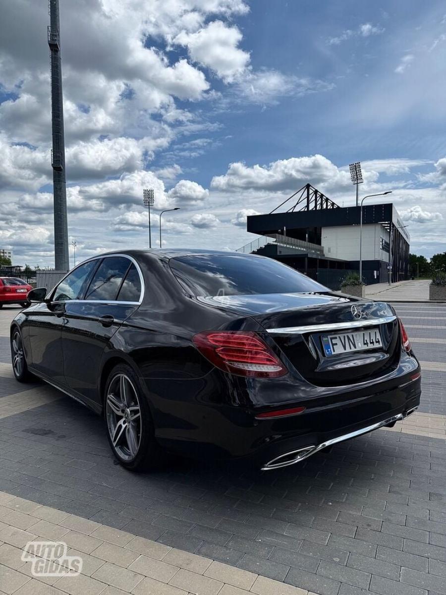 Black Mercedes-Benz E 220 2018 in Kaunas, with an engine capacity of 2.00 L and mileage of 346 thousand km for 21000 €, photo 3 on AUTOMOTO.COM.LV