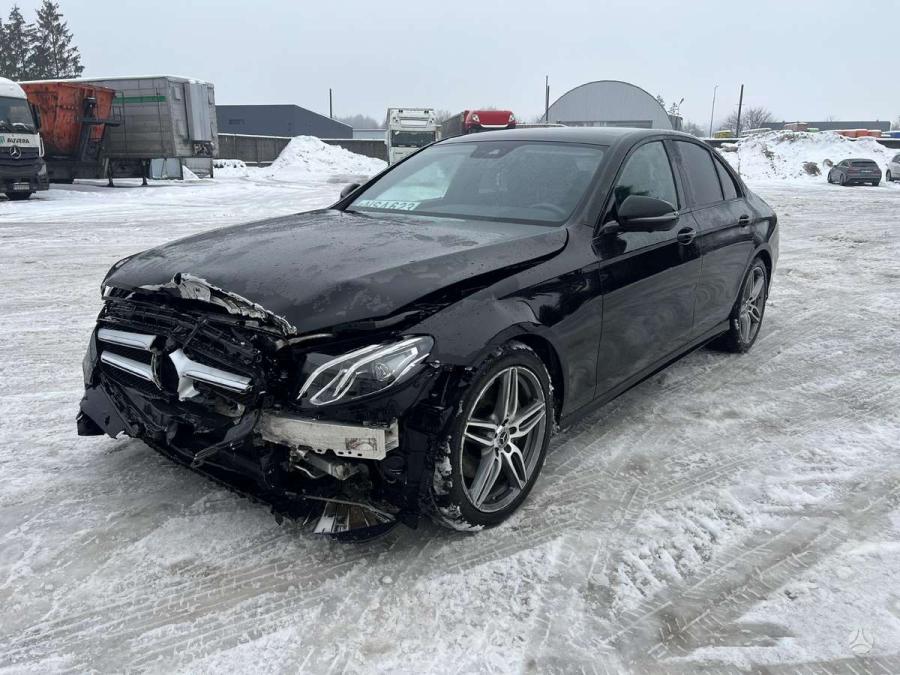 Black Mercedes-Benz E 220 2018 in Kaunas, with an engine capacity of 1.95 L and mileage of 325 thousand km for 11300 €, photo 2 on AUTOMOTO.COM.LV