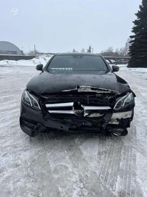 Black Mercedes-Benz E 220 2018 in Kaunas, with an engine capacity of 1.95 L and mileage of 325 thousand km for 11300 €, photo 3 on AUTOMOTO.COM.LV