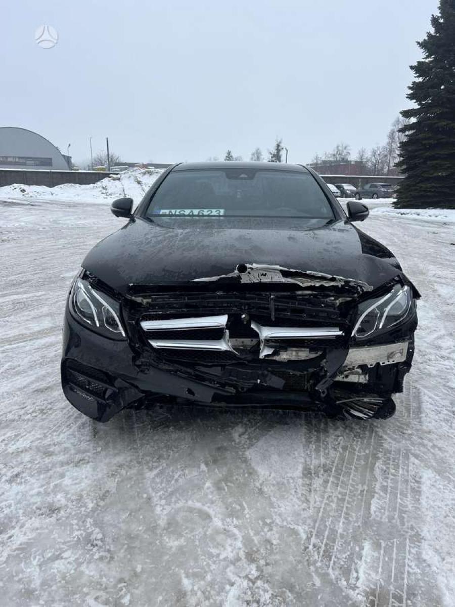 Black Mercedes-Benz E 220 2018 in Kaunas, with an engine capacity of 1.95 L and mileage of 325 thousand km for 11300 €, photo 3 on AUTOMOTO.COM.LV