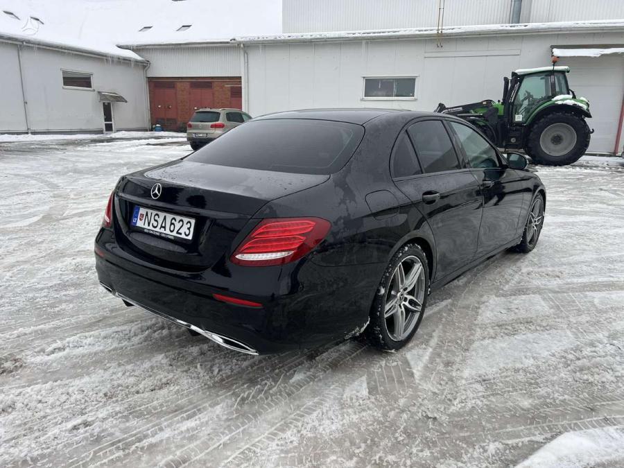 Black Mercedes-Benz E 220 2018 in Kaunas, with an engine capacity of 1.95 L and mileage of 325 thousand km for 11300 €, photo 4 on AUTOMOTO.COM.LV
