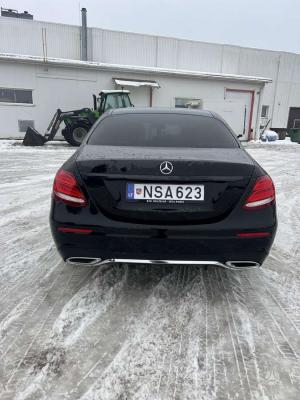 Black Mercedes-Benz E 220 2018 in Kaunas, with an engine capacity of 1.95 L and mileage of 325 thousand km for 11300 €, photo 5 on AUTOMOTO.COM.LV
