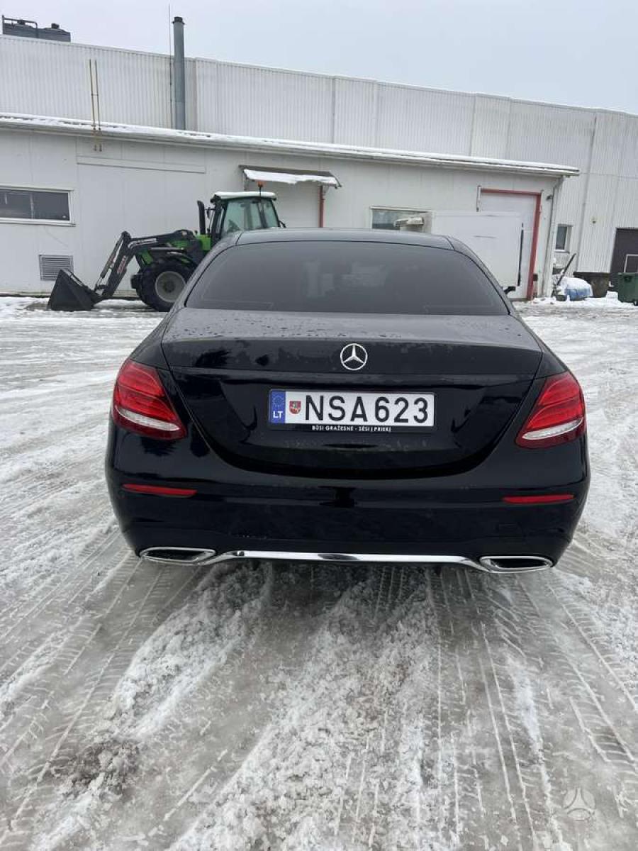 Black Mercedes-Benz E 220 2018 in Kaunas, with an engine capacity of 1.95 L and mileage of 325 thousand km for 11300 €, photo 5 on AUTOMOTO.COM.LV
