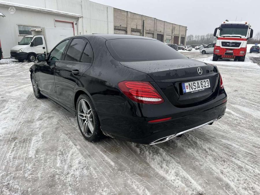 Black Mercedes-Benz E 220 2018 in Kaunas, with an engine capacity of 1.95 L and mileage of 325 thousand km for 11300 €, photo 6 on AUTOMOTO.COM.LV