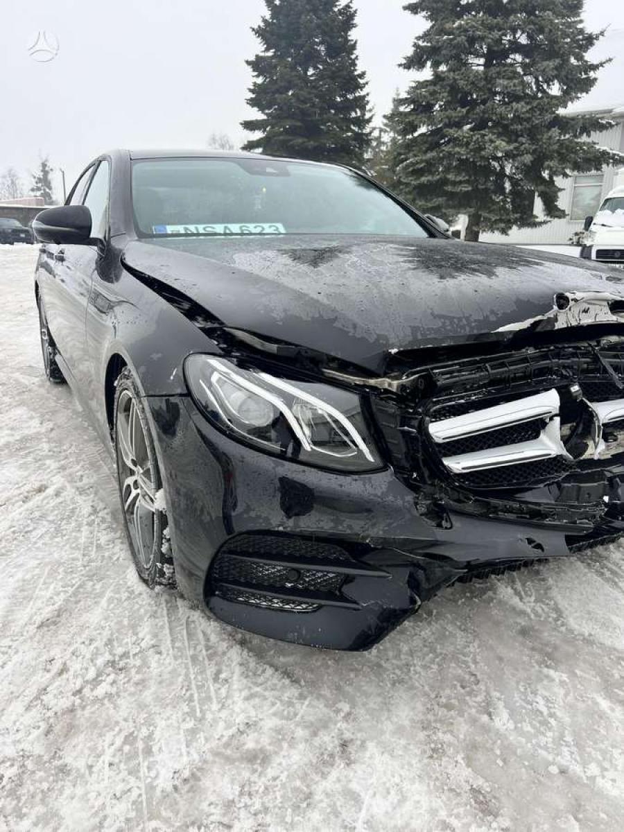 Black Mercedes-Benz E 220 2018 in Kaunas, with an engine capacity of 1.95 L and mileage of 325 thousand km for 11300 €, photo 7 on AUTOMOTO.COM.LV