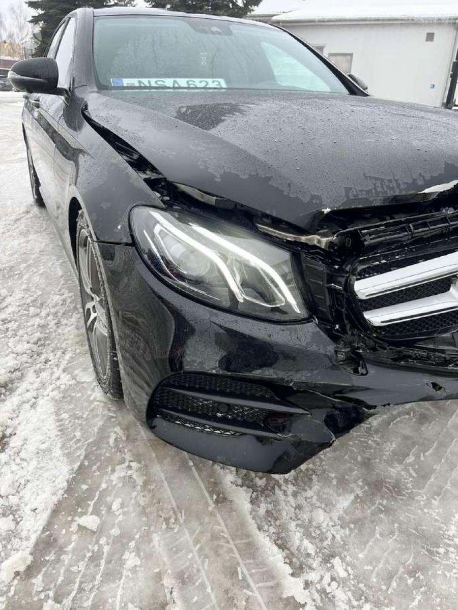 Black Mercedes-Benz E 220 2018 in Kaunas, with an engine capacity of 1.95 L and mileage of 325 thousand km for 11300 €, photo 27 on AUTOMOTO.COM.LV