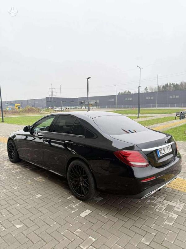 Black Mercedes-Benz E 220 2018 in Kaunas, with an engine capacity of 1.95 L and mileage of 291 thousand km for 21500 €, photo 3 on AUTOMOTO.COM.LV