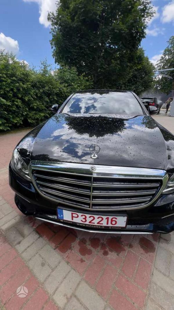 Черный Мерседес E 220 2018 в Вильнюс, объемом двигателя 1.95 л и пробегом 222 тыс. км за 17400 €, фото 1 на AUTOMOTO.COM.LV