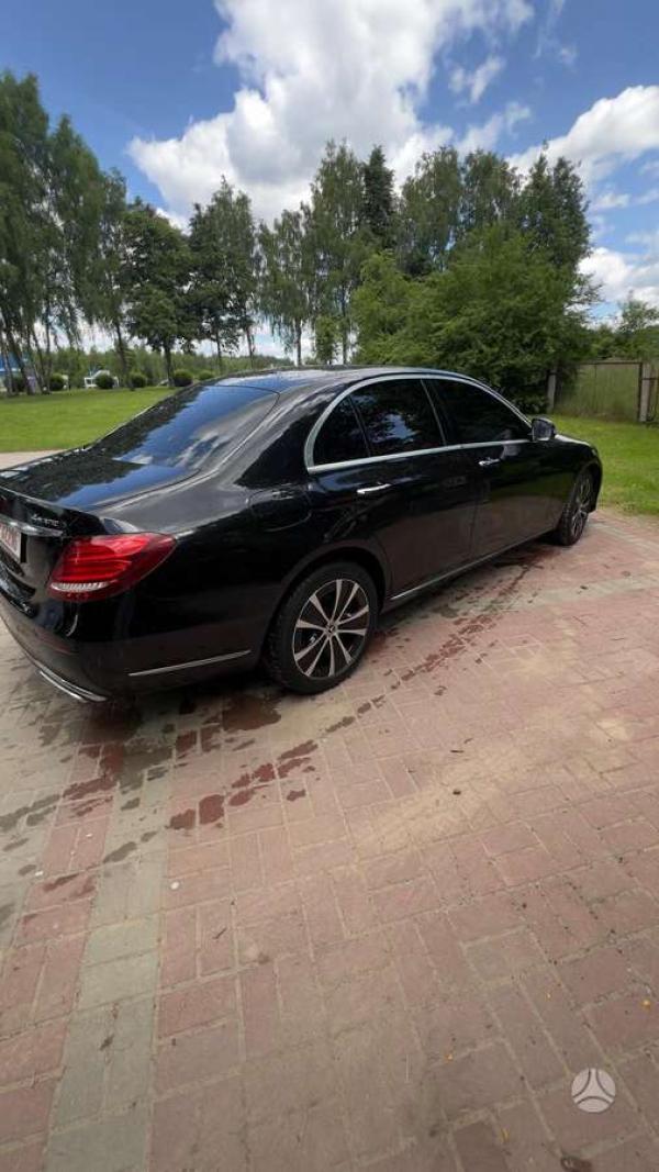 Черный Мерседес E 220 2018 в Вильнюс, объемом двигателя 1.95 л и пробегом 222 тыс. км за 17400 €, фото 3 на AUTOMOTO.COM.LV