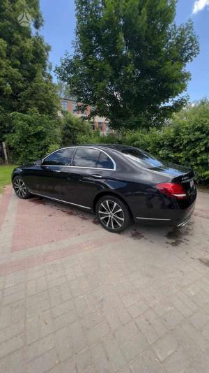 Черный Мерседес E 220 2018 в Вильнюс, объемом двигателя 1.95 л и пробегом 222 тыс. км за 17400 €, фото 3 на AUTOMOTO.COM.LV