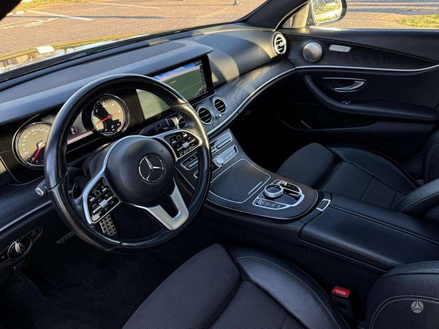 Black Mercedes-Benz E 220 2018 in Pakruojis, with an engine capacity of 2.20 L and mileage of 160 thousand km for 19500 €, photo 3 on AUTOMOTO.COM.LV