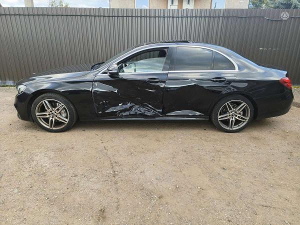 Black Mercedes-Benz E 220 2018 in Kaunas, with an engine capacity of 1.95 L and mileage of 235 thousand km for 12700 €, photo 4 on AUTOMOTO.COM.LV
