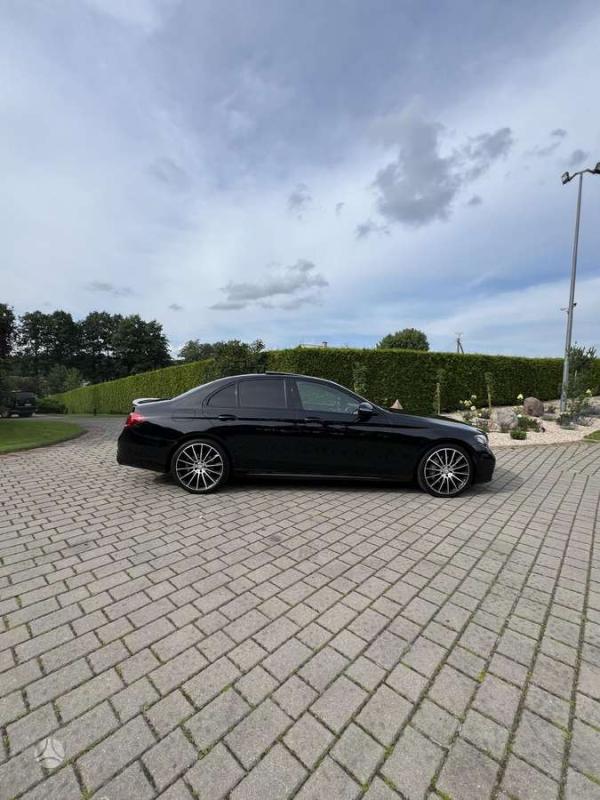 Black Mercedes-Benz E 220 2019 in Vilnius, with an engine capacity of 1.95 L and mileage of 287 thousand km for 24800 €, photo 4 on AUTOMOTO.COM.LV