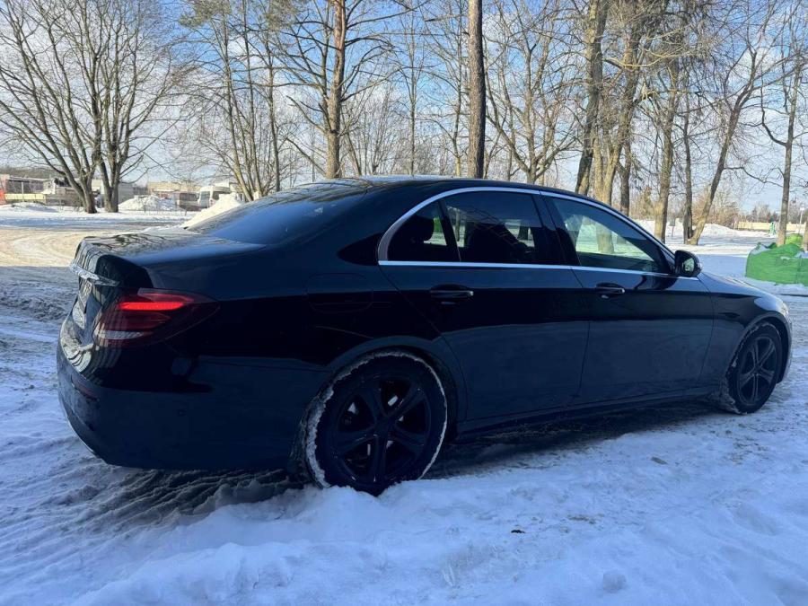 Black Mercedes-Benz E 220 2019 in Kaunas, with an engine capacity of 1.95 L and mileage of 193 thousand km for 18200 €, photo 6 on AUTOMOTO.COM.LV