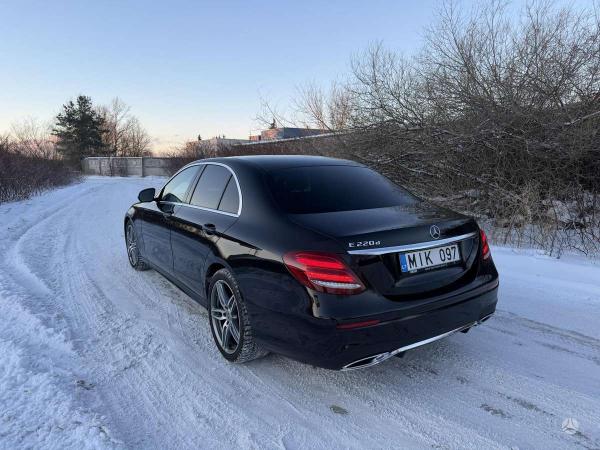 Black Mercedes-Benz E 220 2019 in Kaunas, with an engine capacity of 1.95 L and mileage of 300 thousand km for 21500 €, photo 3 on AUTOMOTO.COM.LV