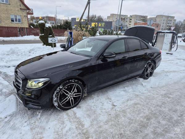 Black Mercedes-Benz E 220 2019 in Kaunas, with an engine capacity of 1.95 L and mileage of 240 thousand km for 20000 €, photo 2 on AUTOMOTO.COM.LV