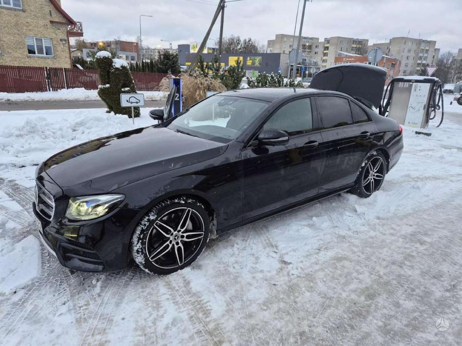 Black Mercedes-Benz E 220 2019 in Kaunas, with an engine capacity of 1.95 L and mileage of 240 thousand km for 20000 €, photo 2 on AUTOMOTO.COM.LV