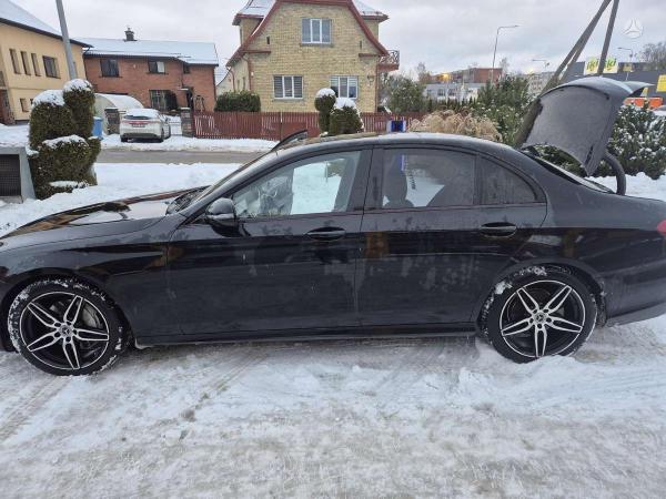 Black Mercedes-Benz E 220 2019 in Kaunas, with an engine capacity of 1.95 L and mileage of 240 thousand km for 20000 €, photo 3 on AUTOMOTO.COM.LV