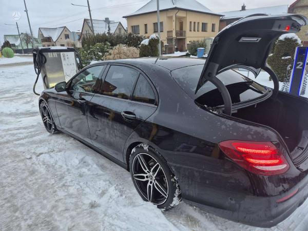 Black Mercedes-Benz E 220 2019 in Kaunas, with an engine capacity of 1.95 L and mileage of 240 thousand km for 20000 €, photo 4 on AUTOMOTO.COM.LV