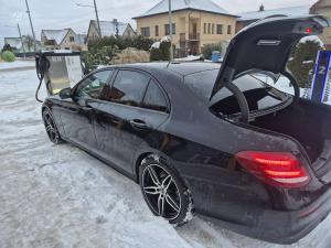 Black Mercedes-Benz E 220 2019 in Kaunas, with an engine capacity of 1.95 L and mileage of 240 thousand km for 20000 €, photo 4 on AUTOMOTO.COM.LV