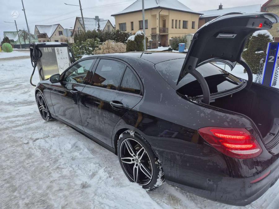 Black Mercedes-Benz E 220 2019 in Kaunas, with an engine capacity of 1.95 L and mileage of 240 thousand km for 20000 €, photo 4 on AUTOMOTO.COM.LV