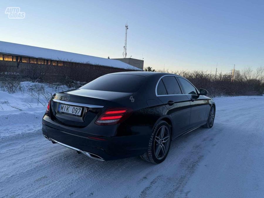 Black Mercedes-Benz E 220 2019 in Kaunas, with an engine capacity of 2.00 L and mileage of 300 thousand km for 21500 €, photo 4 on AUTOMOTO.COM.LV