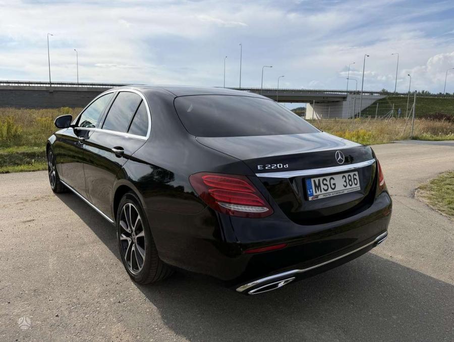 Melns Mercedes-Benz E 220 2019 Viļņa, ar dzinēja tilpumu 1.95 L un nobraukumu 209 tūkst. km par 19450 €, foto 7 vietnē AUTOMOTO.COM.LV