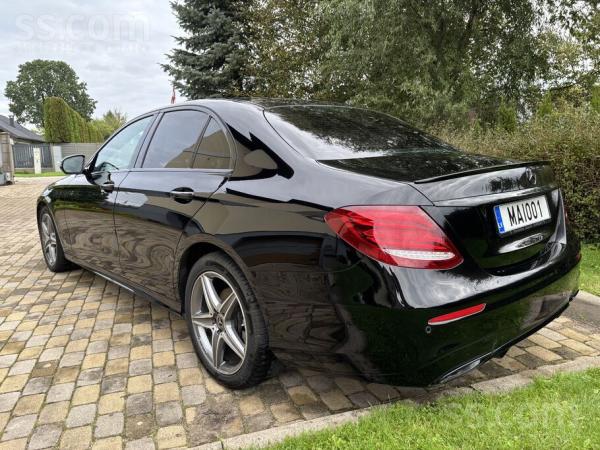 Black Mercedes-Benz E 220 2020 in Riga, with an engine capacity of 2.00 L and mileage of 105 thousand km for 33000 €, photo 4 on AUTOMOTO.COM.LV