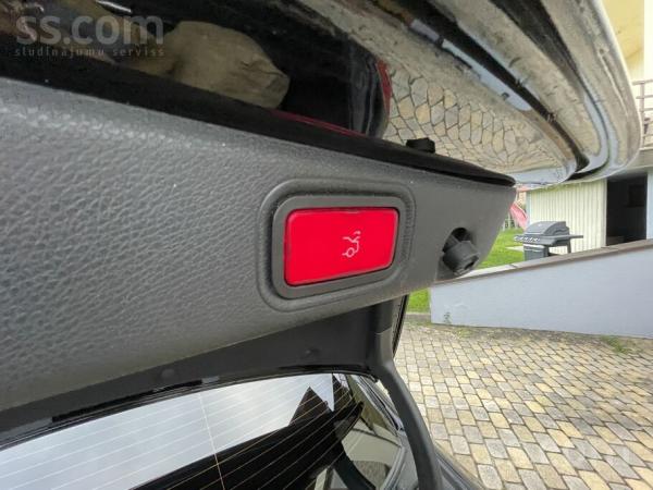 Black Mercedes-Benz E 220 2020 in Riga, with an engine capacity of 2.00 L and mileage of 105 thousand km for 33000 €, photo 8 on AUTOMOTO.COM.LV