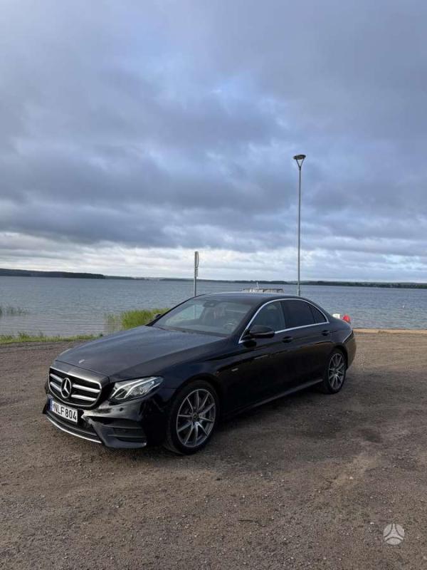 Melns Mercedes-Benz E 220 2020 Elektrėnai, ar dzinēja tilpumu 2.00 L un nobraukumu 292 tūkst. km par 22000 €, foto 1 vietnē AUTOMOTO.COM.LV