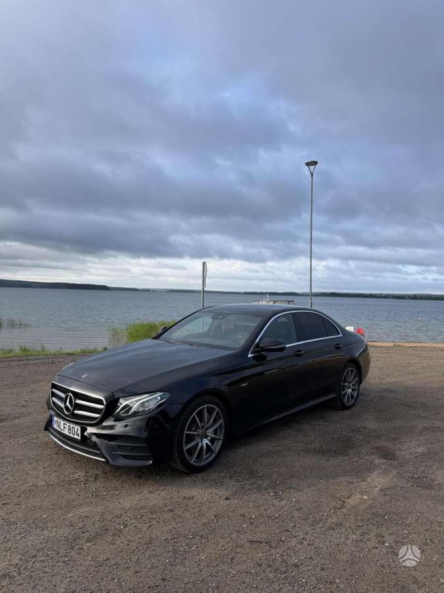Melns Mercedes-Benz E 220 2020 Elektrėnai, ar dzinēja tilpumu 2.00 L un nobraukumu 292 tūkst. km par 22000 €, foto 1 vietnē AUTOMOTO.COM.LV