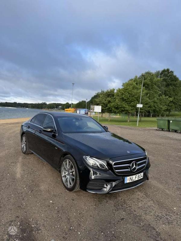 Melns Mercedes-Benz E 220 2020 Elektrėnai, ar dzinēja tilpumu 2.00 L un nobraukumu 292 tūkst. km par 22000 €, foto 3 vietnē AUTOMOTO.COM.LV