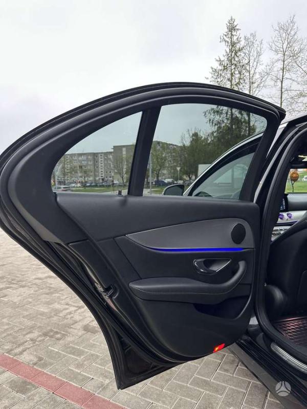 Melns Mercedes-Benz E 220 2020 Elektrėnai, ar dzinēja tilpumu 2.00 L un nobraukumu 292 tūkst. km par 22000 €, foto 10 vietnē AUTOMOTO.COM.LV