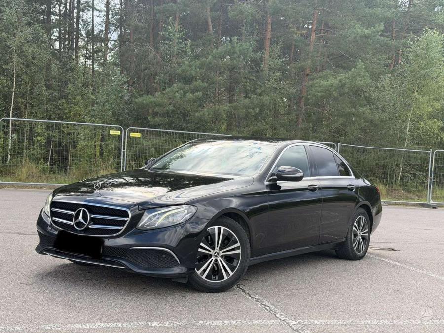 Черный Мерседес E 220 2020 в Вильнюс, объемом двигателя 1.95 л и пробегом 312 тыс. км за 13300 €, фото 3 на AUTOMOTO.COM.LV