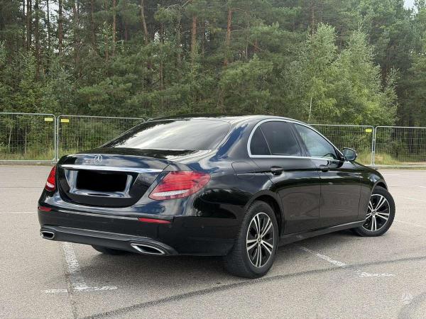 Mercedes-Benz E 220 2020 in Vilnius on AUTOMOTO.COM.LV Black Mercedes-Benz E 220 2020 in Vilnius, with an engine capacity of 1.95 L and mileage of 312 thousand km for 13300 €, photo 4 on AUTOMOTO.COM.LV