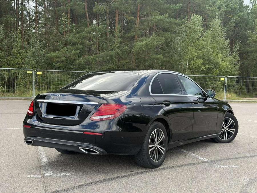 Черный Мерседес E 220 2020 в Вильнюс, объемом двигателя 1.95 л и пробегом 312 тыс. км за 13300 €, фото 4 на AUTOMOTO.COM.LV