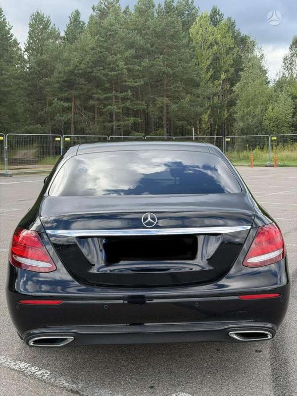 Mercedes-Benz E 220 2020 in Vilnius on AUTOMOTO.COM.LV Black Mercedes-Benz E 220 2020 in Vilnius, with an engine capacity of 1.95 L and mileage of 312 thousand km for 13300 €, photo 5 on AUTOMOTO.COM.LV