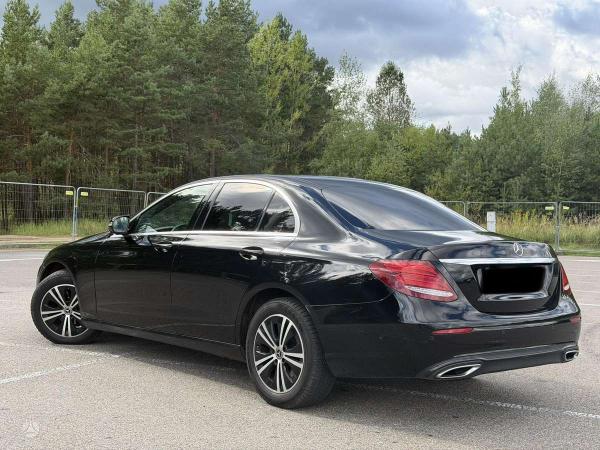 Mercedes-Benz E 220 2020 in Vilnius on AUTOMOTO.COM.LV Black Mercedes-Benz E 220 2020 in Vilnius, with an engine capacity of 1.95 L and mileage of 312 thousand km for 13300 €, photo 6 on AUTOMOTO.COM.LV