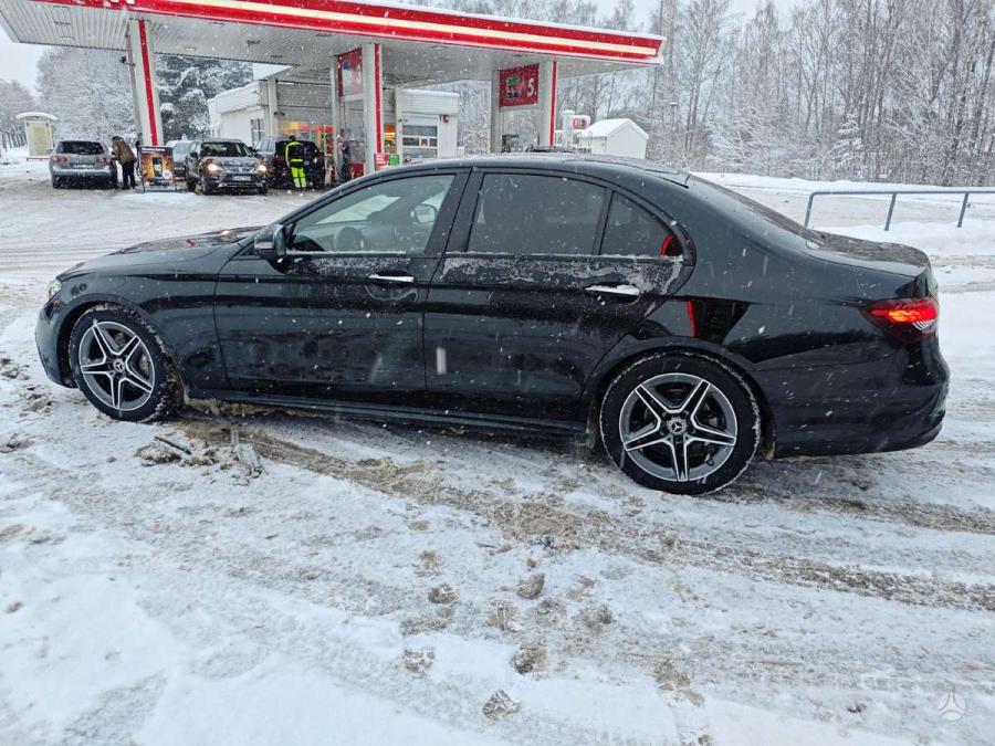 Black Mercedes-Benz E 220 2021 in Kaunas, with an engine capacity of 1.95 L and mileage of 269 thousand km for 22600 €, photo 2 on AUTOMOTO.COM.LV