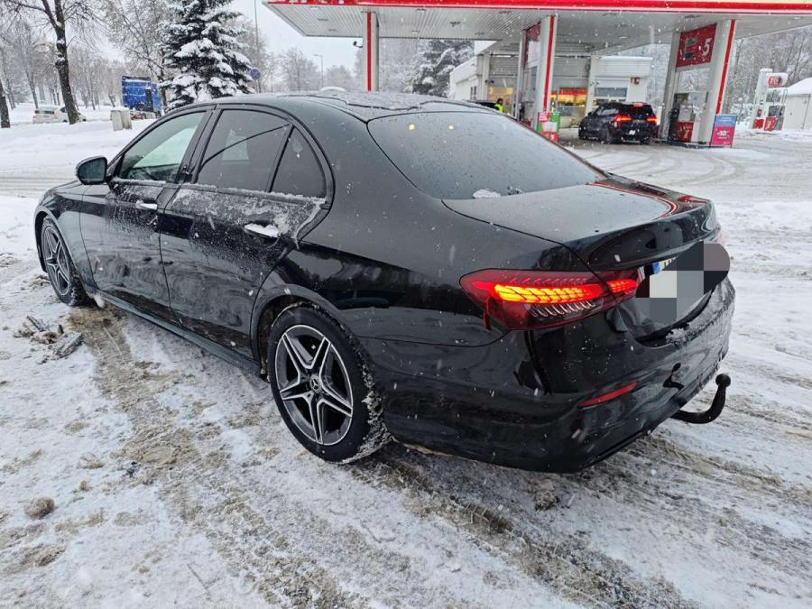 Black Mercedes-Benz E 220 2021 in Kaunas, with an engine capacity of 1.95 L and mileage of 269 thousand km for 22600 €, photo 4 on AUTOMOTO.COM.LV