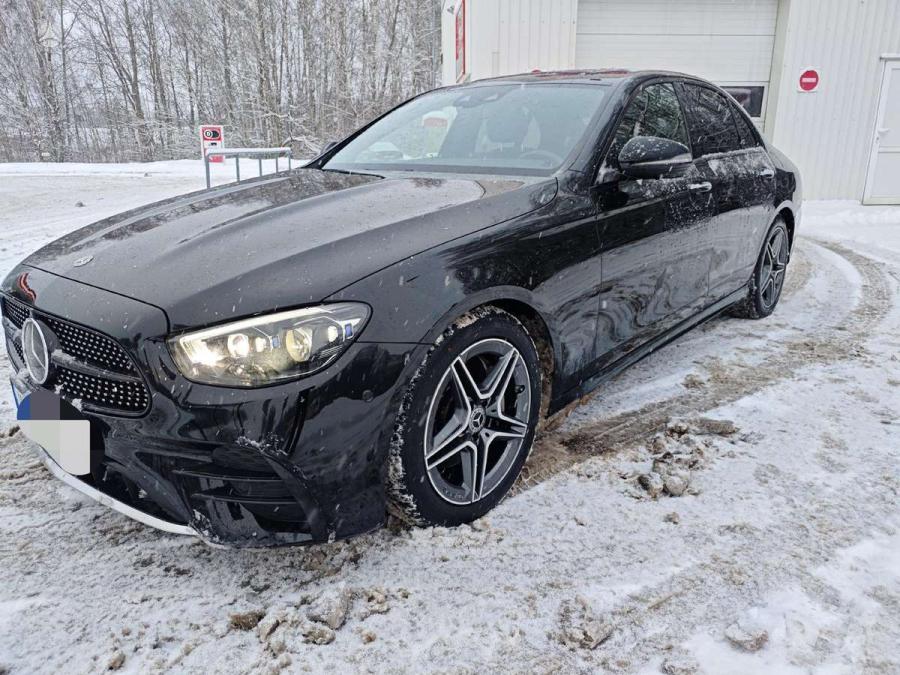 Black Mercedes-Benz E 220 2021 in Kaunas, with an engine capacity of 1.95 L and mileage of 269 thousand km for 22600 €, photo 6 on AUTOMOTO.COM.LV