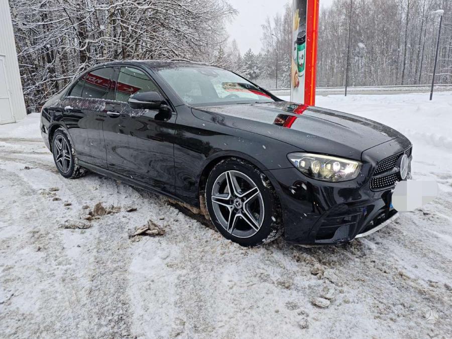 Black Mercedes-Benz E 220 2021 in Kaunas, with an engine capacity of 1.95 L and mileage of 269 thousand km for 22600 €, photo 10 on AUTOMOTO.COM.LV