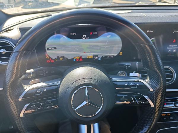Black Mercedes-Benz E 220 2021 in Kaunas, with an engine capacity of 2.00 L and mileage of 298 thousand km for 19999 €, photo 3 on AUTOMOTO.COM.LV