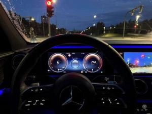 Melns Mercedes-Benz E 220 2021 Viļņa, ar dzinēja tilpumu 1.95 L un nobraukumu 201 tūkst. km par 27800 €, foto 26 vietnē AUTOMOTO.COM.LV