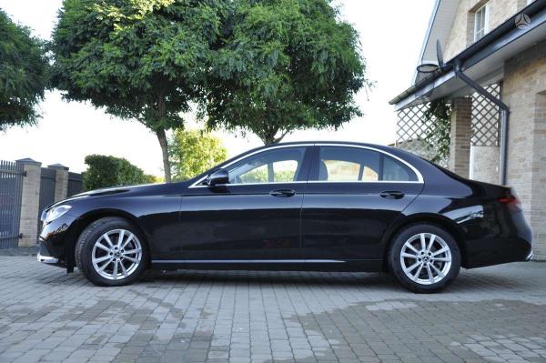 Melns Mercedes-Benz E 220 2021 Viļņa, ar dzinēja tilpumu 1.95 L un nobraukumu 150 tūkst. km par 28500 €, foto 4 vietnē AUTOMOTO.COM.LV