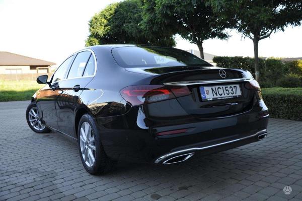 Melns Mercedes-Benz E 220 2021 Viļņa, ar dzinēja tilpumu 1.95 L un nobraukumu 150 tūkst. km par 28500 €, foto 5 vietnē AUTOMOTO.COM.LV