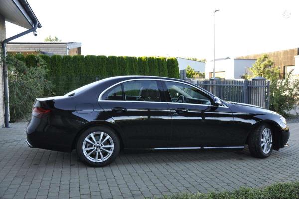 Melns Mercedes-Benz E 220 2021 Viļņa, ar dzinēja tilpumu 1.95 L un nobraukumu 150 tūkst. km par 28500 €, foto 7 vietnē AUTOMOTO.COM.LV