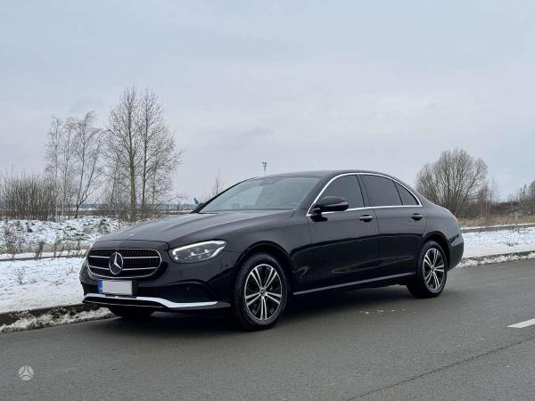 Melns Mercedes-Benz E 220 2022 Šauļi, ar dzinēja tilpumu 1.95 L un nobraukumu 63 tūkst. km par 39990 €, foto 1 vietnē AUTOMOTO.COM.LV