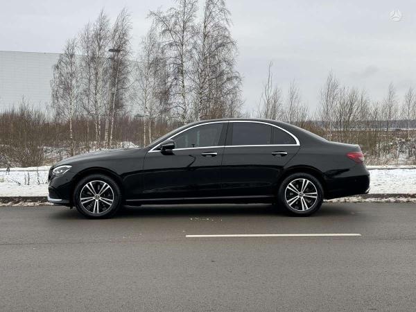 Melns Mercedes-Benz E 220 2022 Šauļi, ar dzinēja tilpumu 1.95 L un nobraukumu 63 tūkst. km par 39990 €, foto 2 vietnē AUTOMOTO.COM.LV