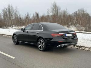 Черный Мерседес E 220 2022 в Шяуляй, объемом двигателя 1.95 л и пробегом 63 тыс. км за 39990 €, фото 3 на AUTOMOTO.COM.LV
